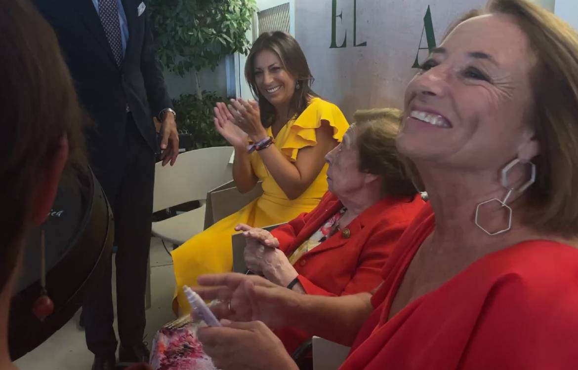 Adela Ramírez recibe el Catite de Oro en la Feria de Pedro Romero 2024 ...